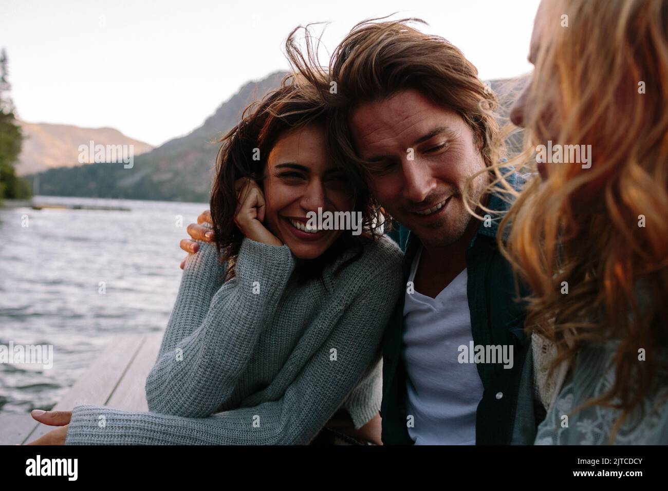 Smiling happy friends enjoy summer hi-res stock photography and images ...