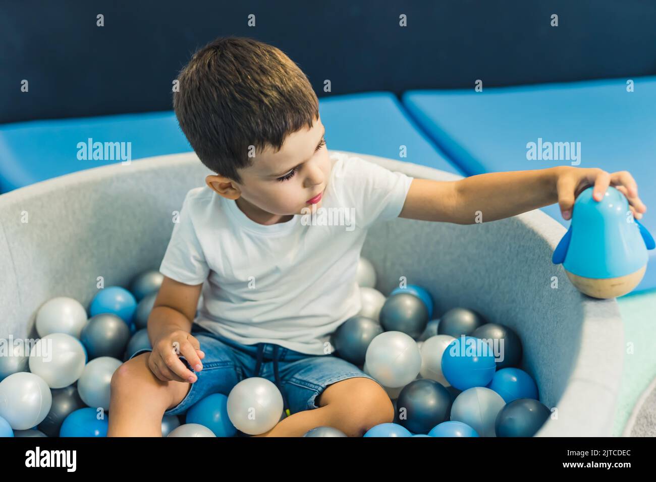 Kids in ball pit hi-res stock photography and images - Alamy