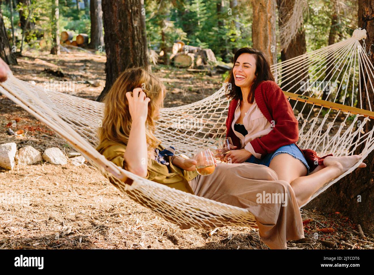 Friends drinking laughing on beach hi-res stock photography and images ...