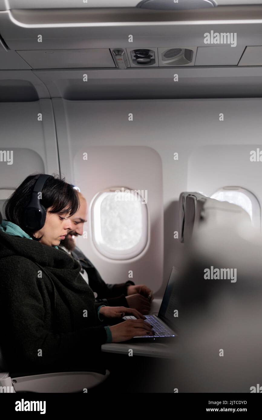 Couple tourists using laptop hi-res stock photography and images - Alamy