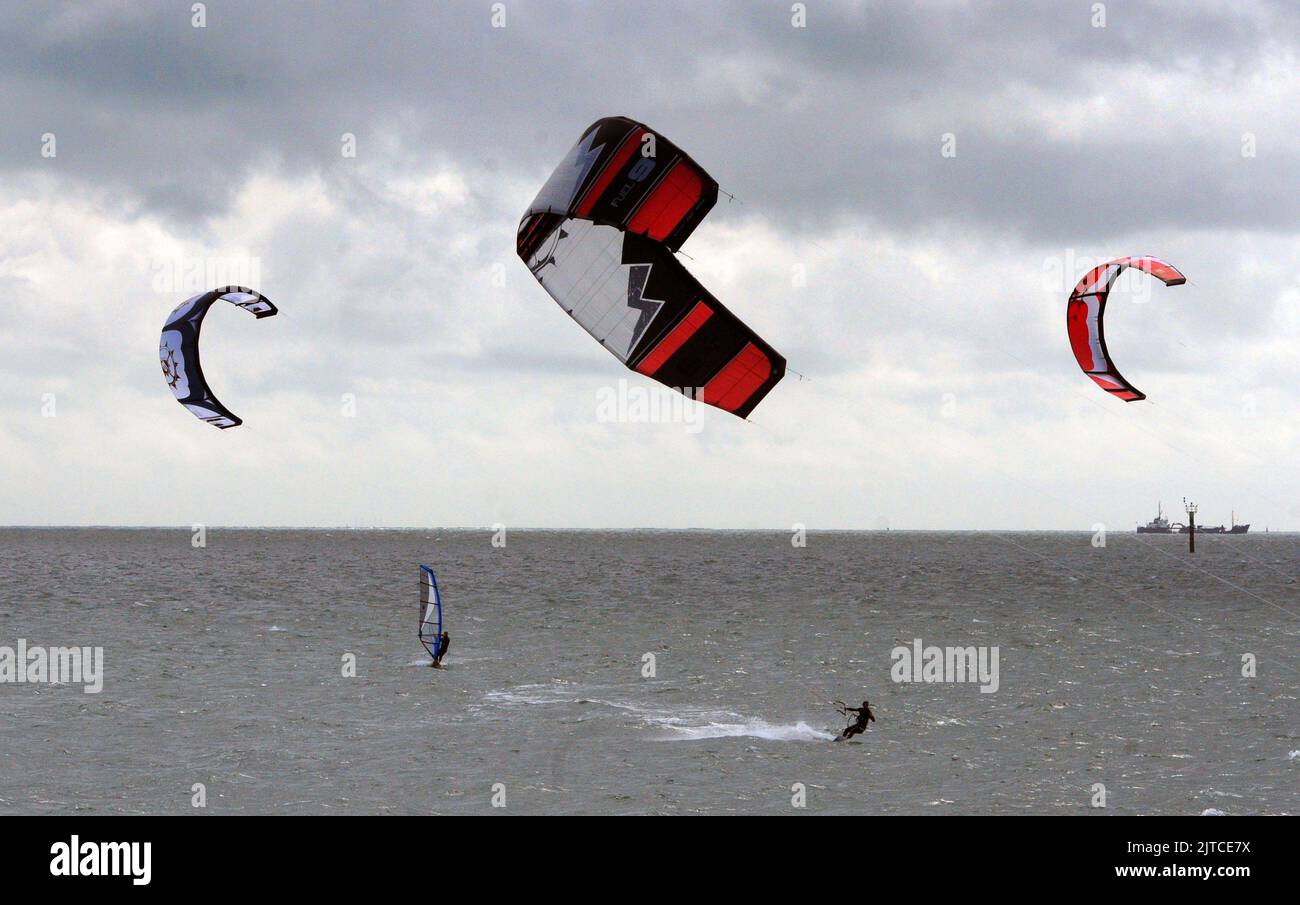 KITE SURFERS AT SOUTHSEA, HAMPSHIRE. PIC MIKE WALKER, MIKE WALKER ...