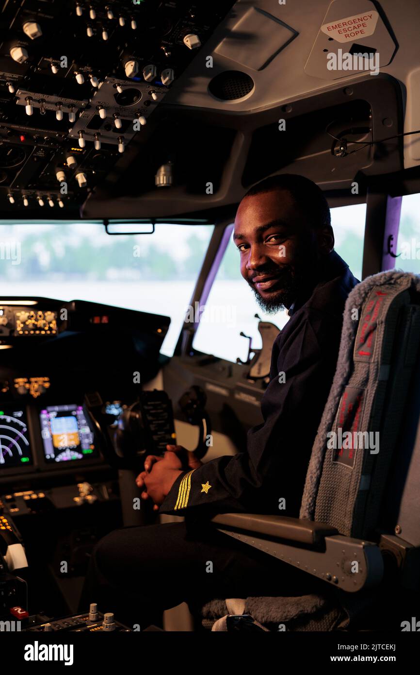 African american airline pilot hi-res stock photography and images - Alamy