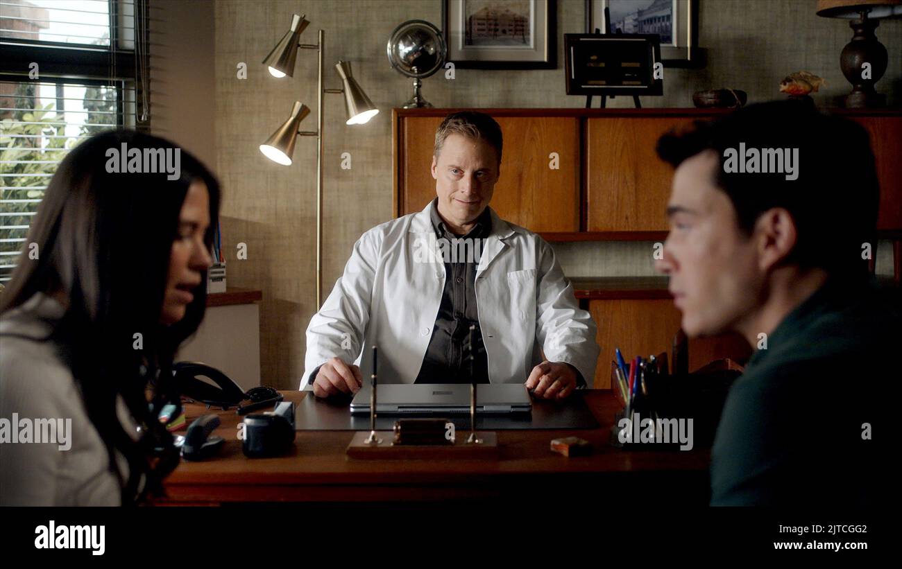 RESIDENT ALIEN, from left: Meredith Garretson, Alan Tudyk, Levi Fiehler ...