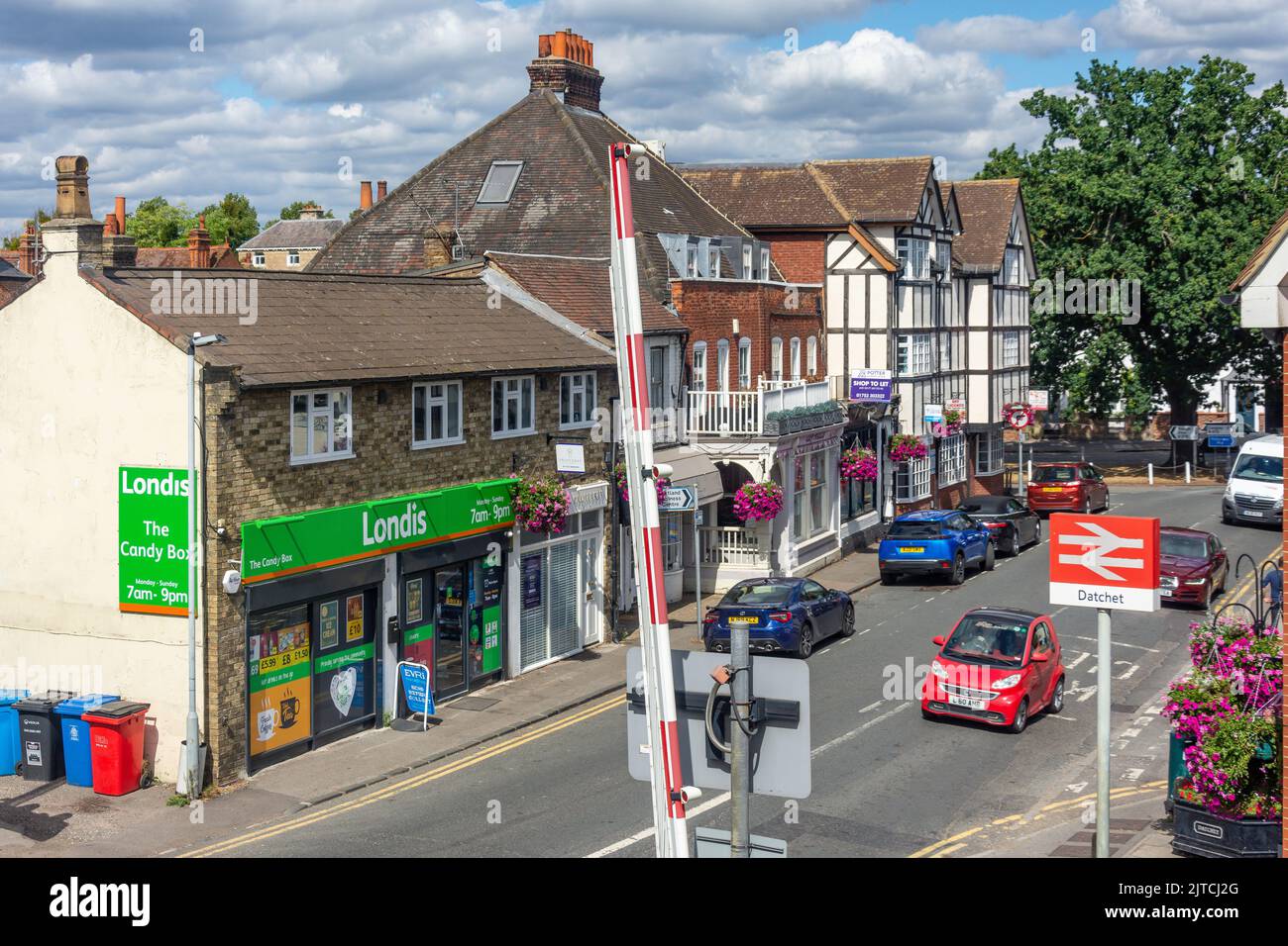 Railway crossing at datchet railway station transport transporta hi-res ...
