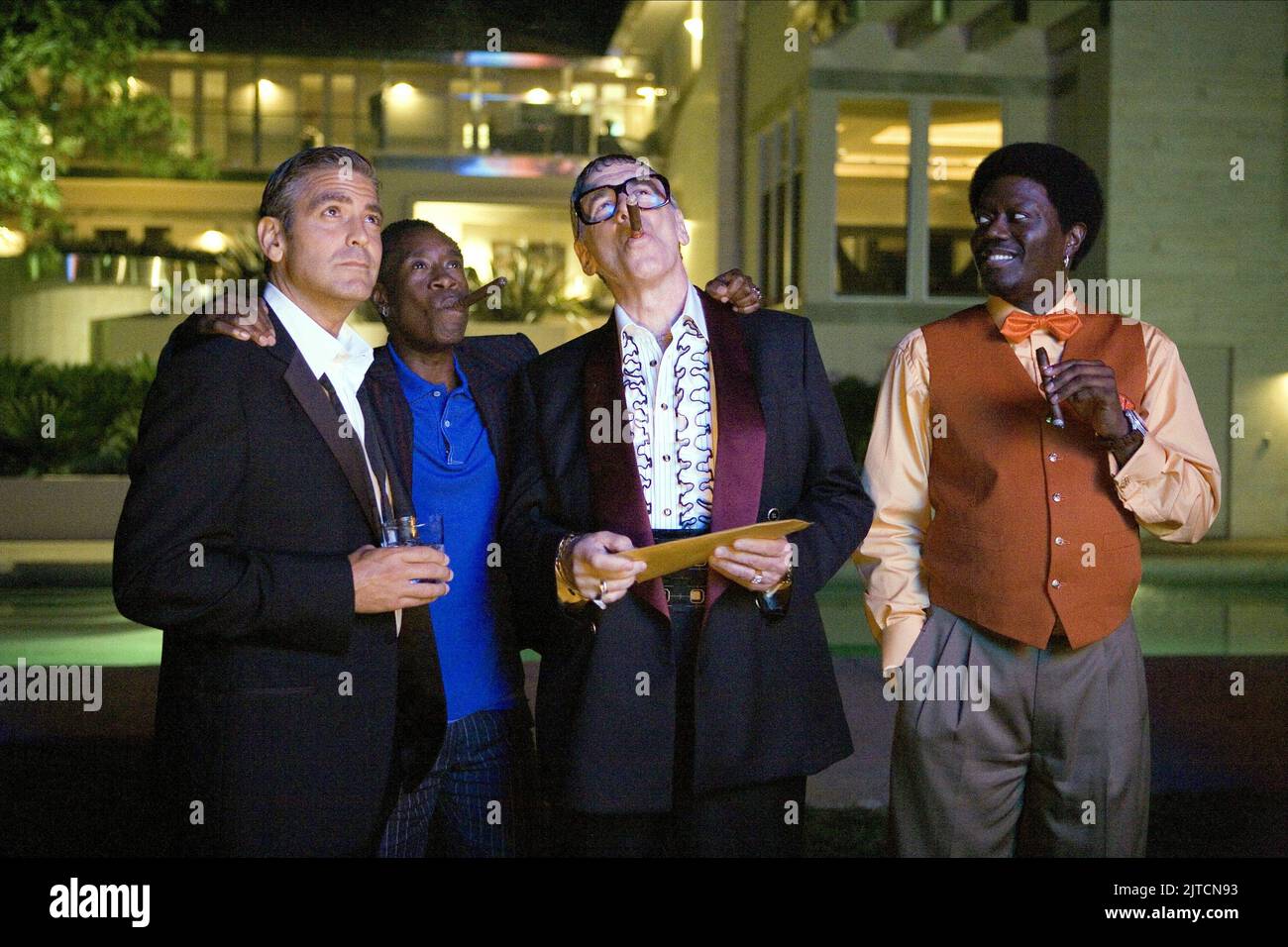 GEORGE CLOONEY, DON CHEADLE, ELLIOTT GOULD, BERNIE MAC, OCEAN'S ...