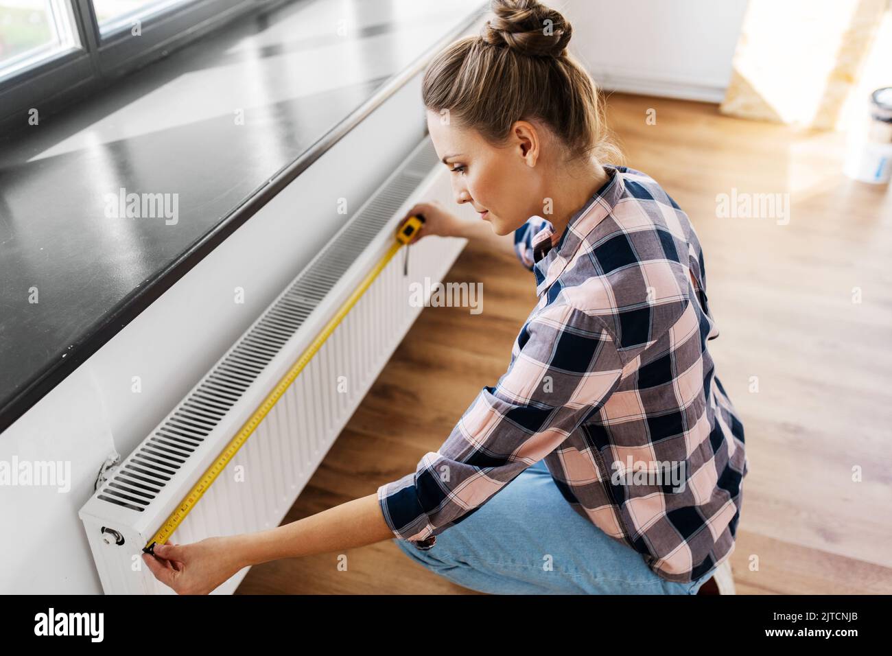 Woman with ruler hi-res stock photography and images - Alamy