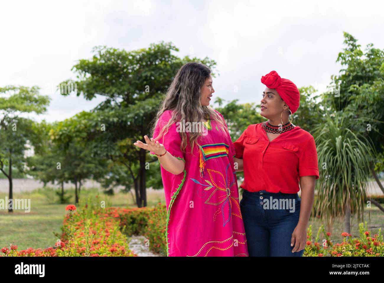 Two latina women hi-res stock photography and images - Alamy