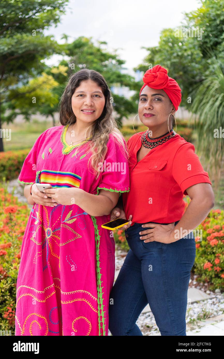 Two latinas hi-res stock photography and images - Alamy