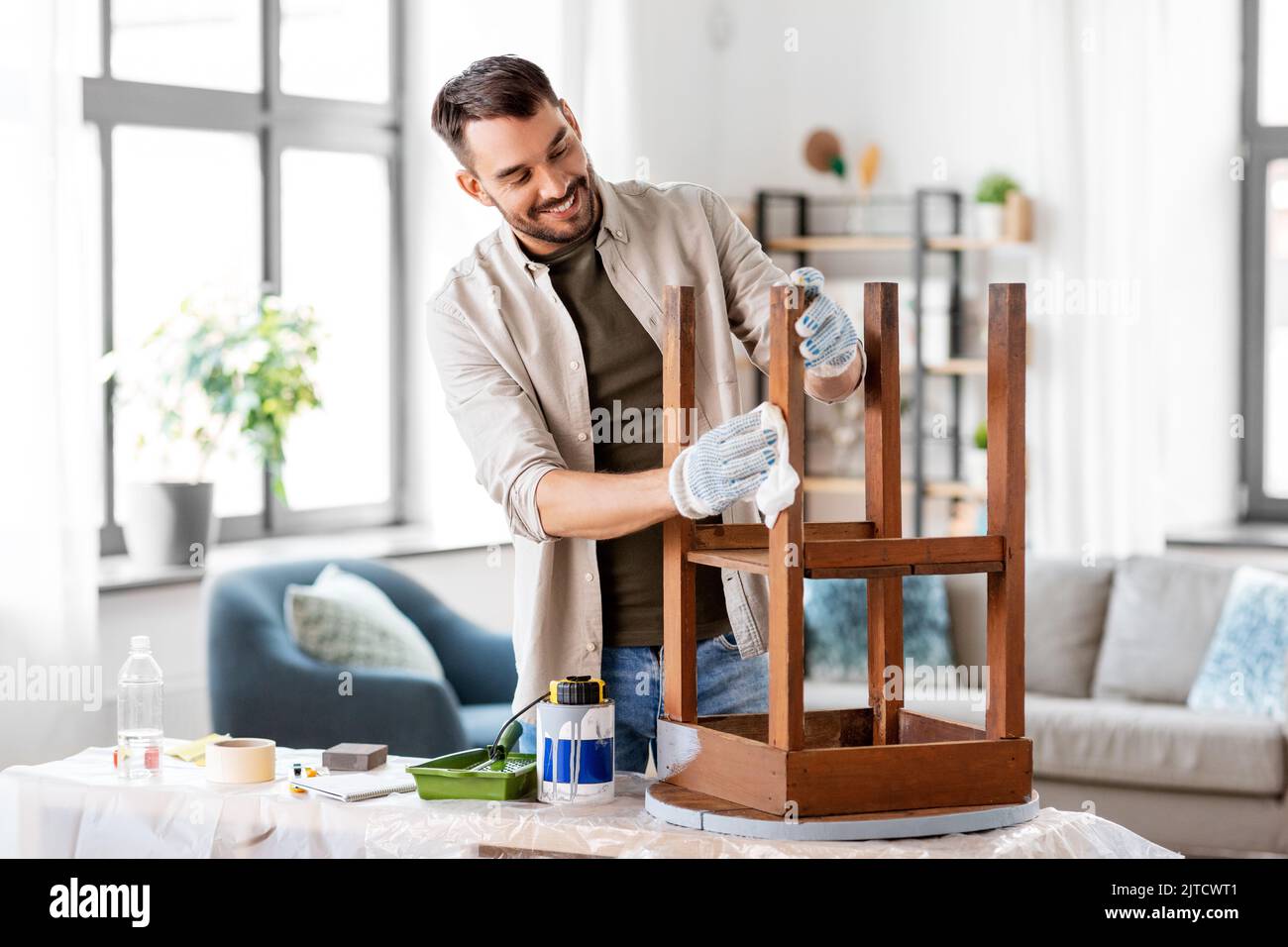 man cleaning old table surface with tissue Stock Photo - Alamy
