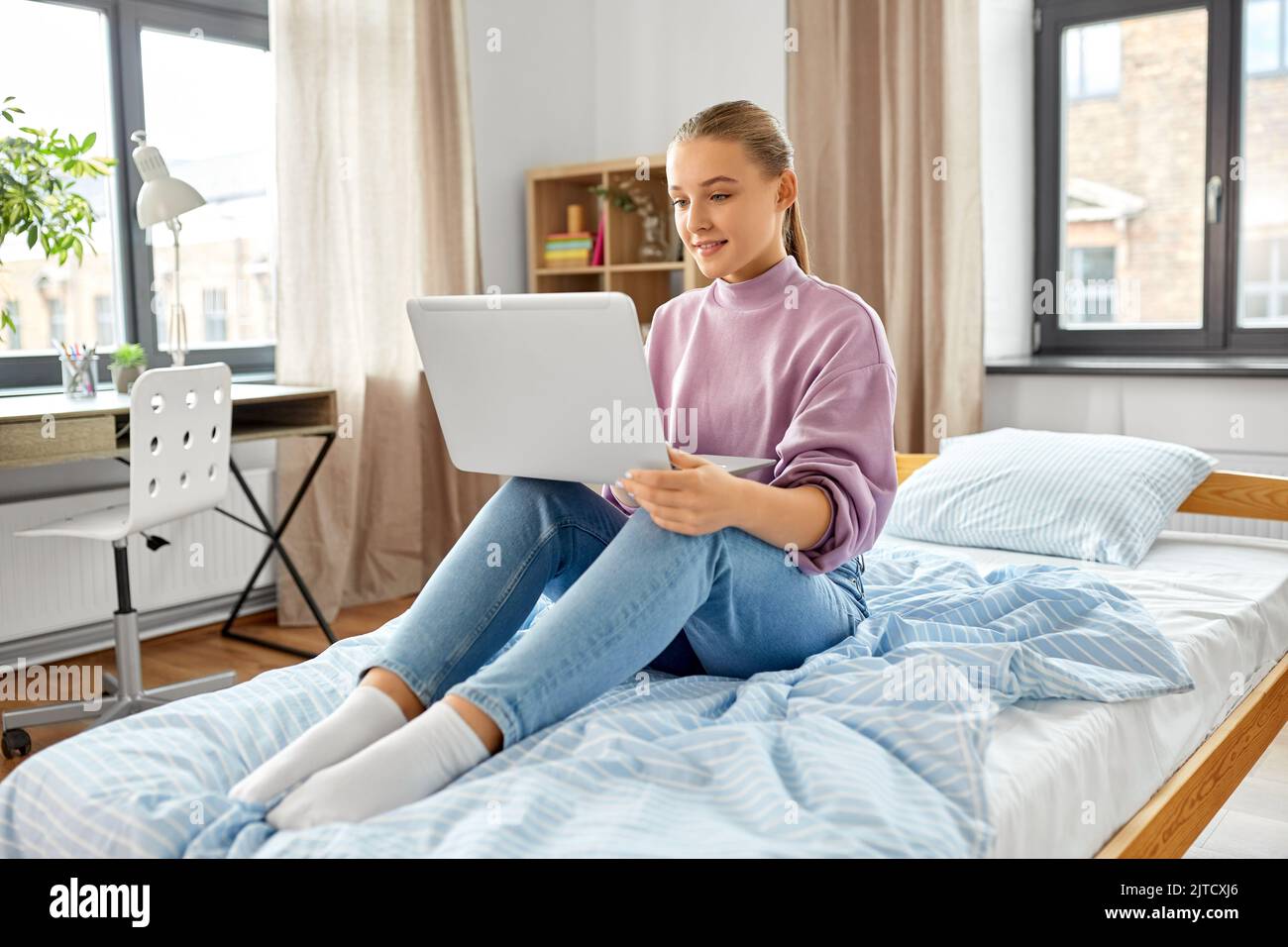 student girl with laptop computer learning at home Stock Photo - Alamy