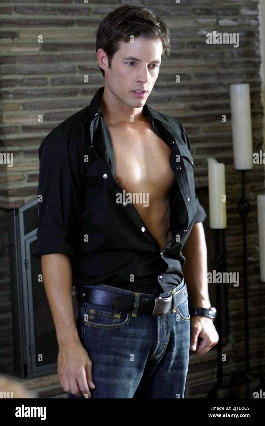 Kiss the bride hi-res stock photography and images - Alamy