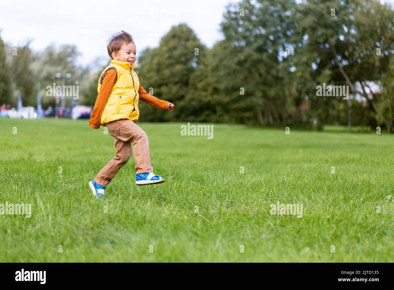 happy little boy running at park Stock Photo - Alamy