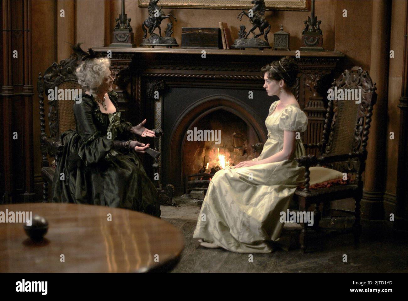 MAGGIE SMITH, ANNE HATHAWAY, BECOMING JANE, 2007 Stock Photo - Alamy