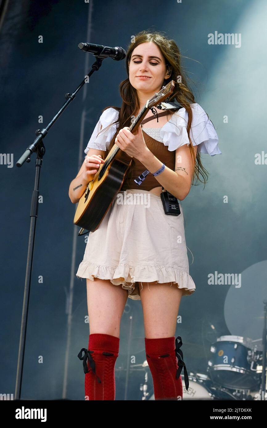 Youtube singer hi-res stock photography and images - Alamy