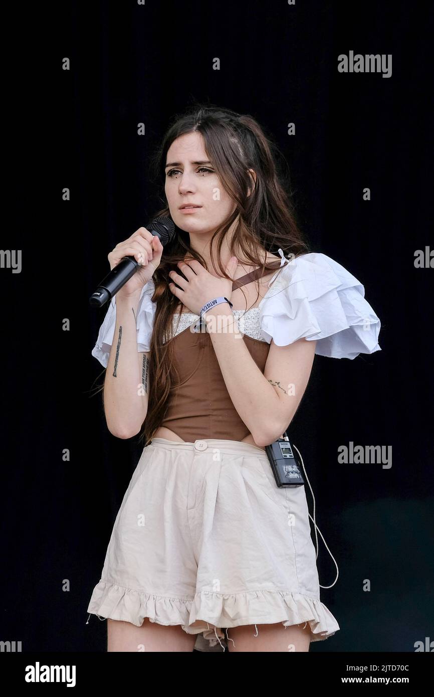 Dodie singer hi-res stock photography and images - Alamy