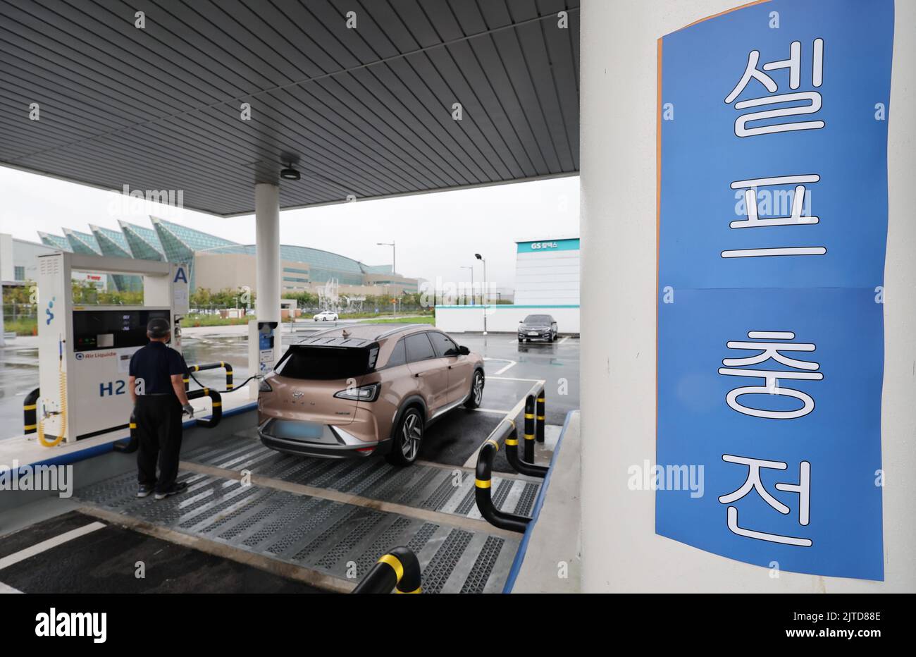30th Aug, 2022. First self-hydrogen charging station The country's ...