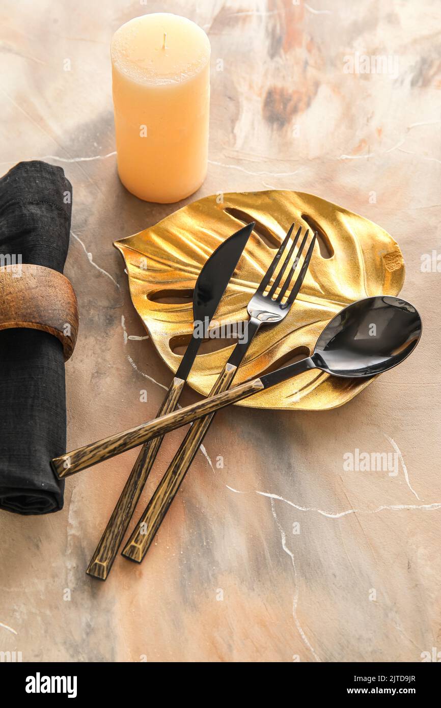 Palm leaf tableware hi-res stock photography and images - Alamy