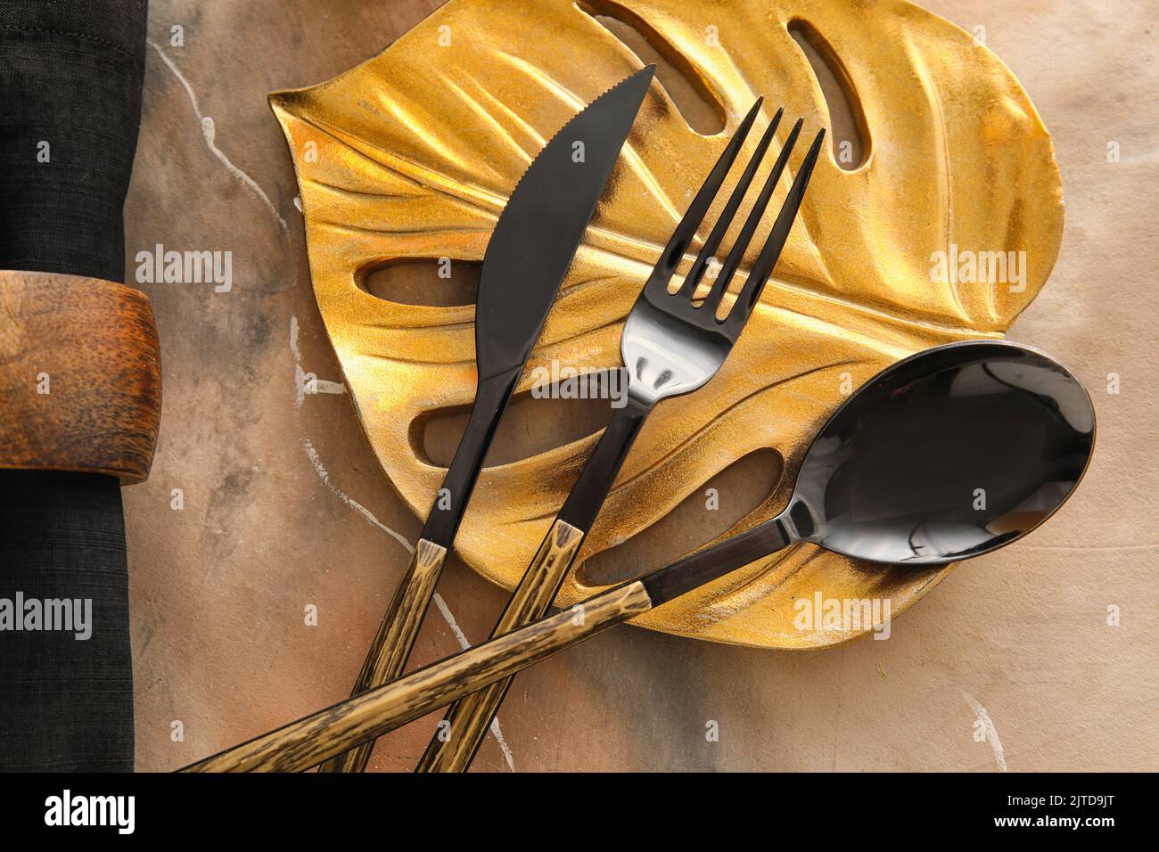 Palm leaf tableware hi-res stock photography and images - Alamy