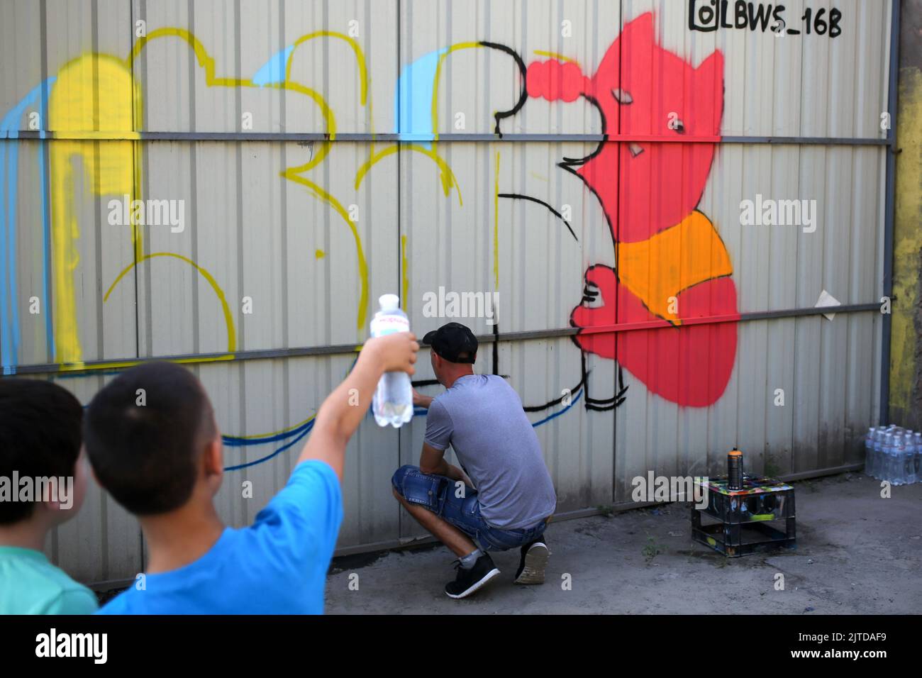 Odessa, Ukraine. 28th Aug, 2022. Children look at Graffiti artist Igor ...