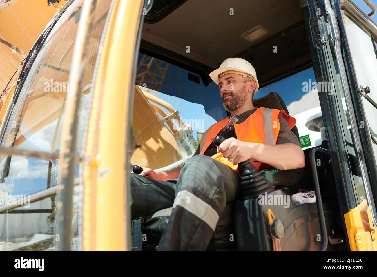 Male operating excavator hi-res stock photography and images - Alamy