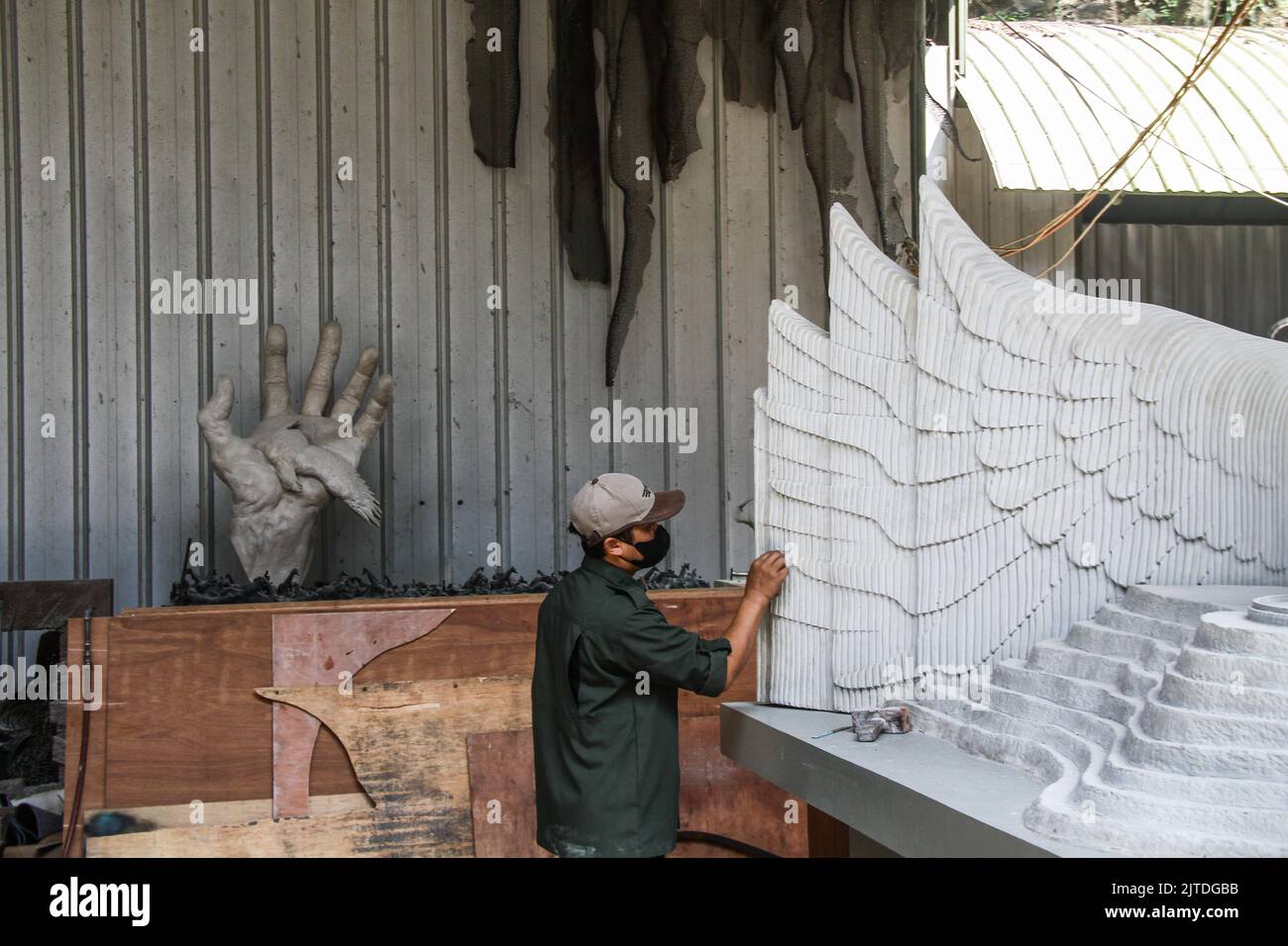 Bandung, West Java, Indonesia. 30th Aug, 2022. Workers sculpted a mock ...