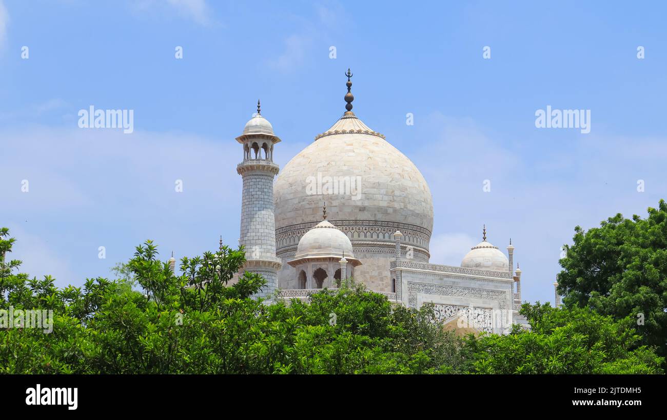 The Beautiful Tomb of Taj Mahal, White Marble, Agra, Uttar Pradesh ...