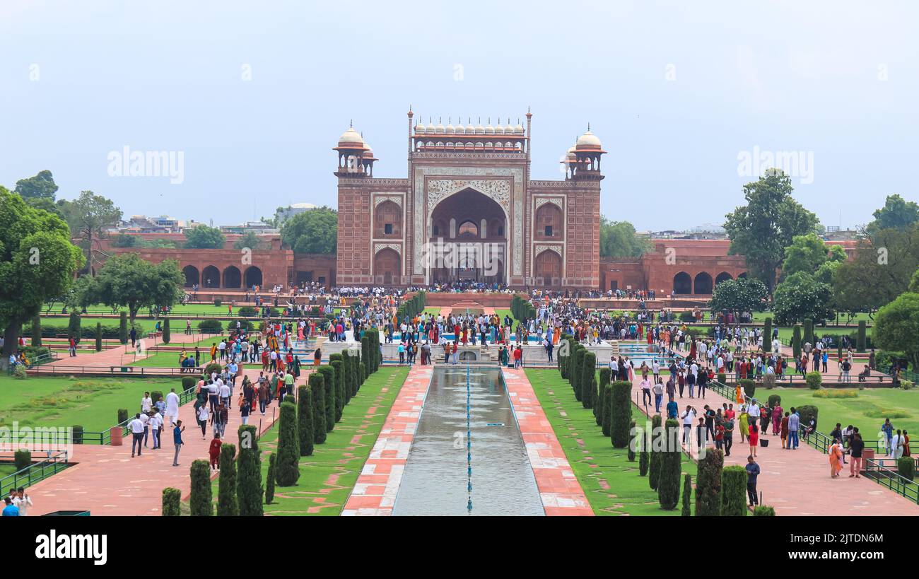 India taj mahal sunrise crowd hi-res stock photography and images - Alamy