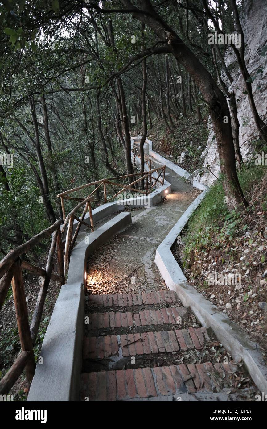 Sentiero sentiero sentiero percorso hi-res stock photography and images ...