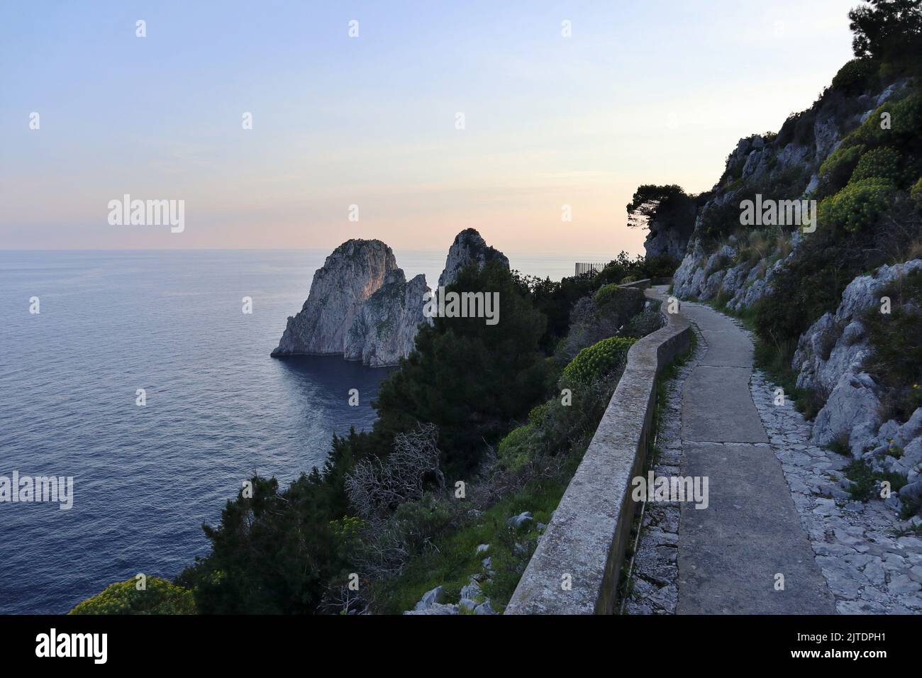 Sentiero sentiero sentiero percorso hi-res stock photography and images ...