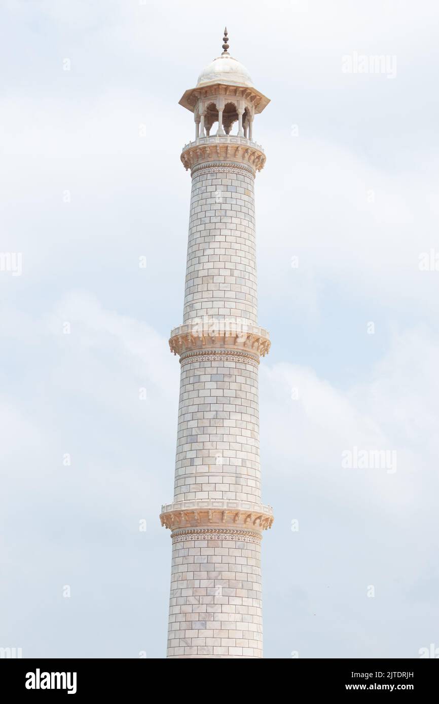 The Minaret of The Taj Mahal mausoleum, White Marble Pillars of Taj ...