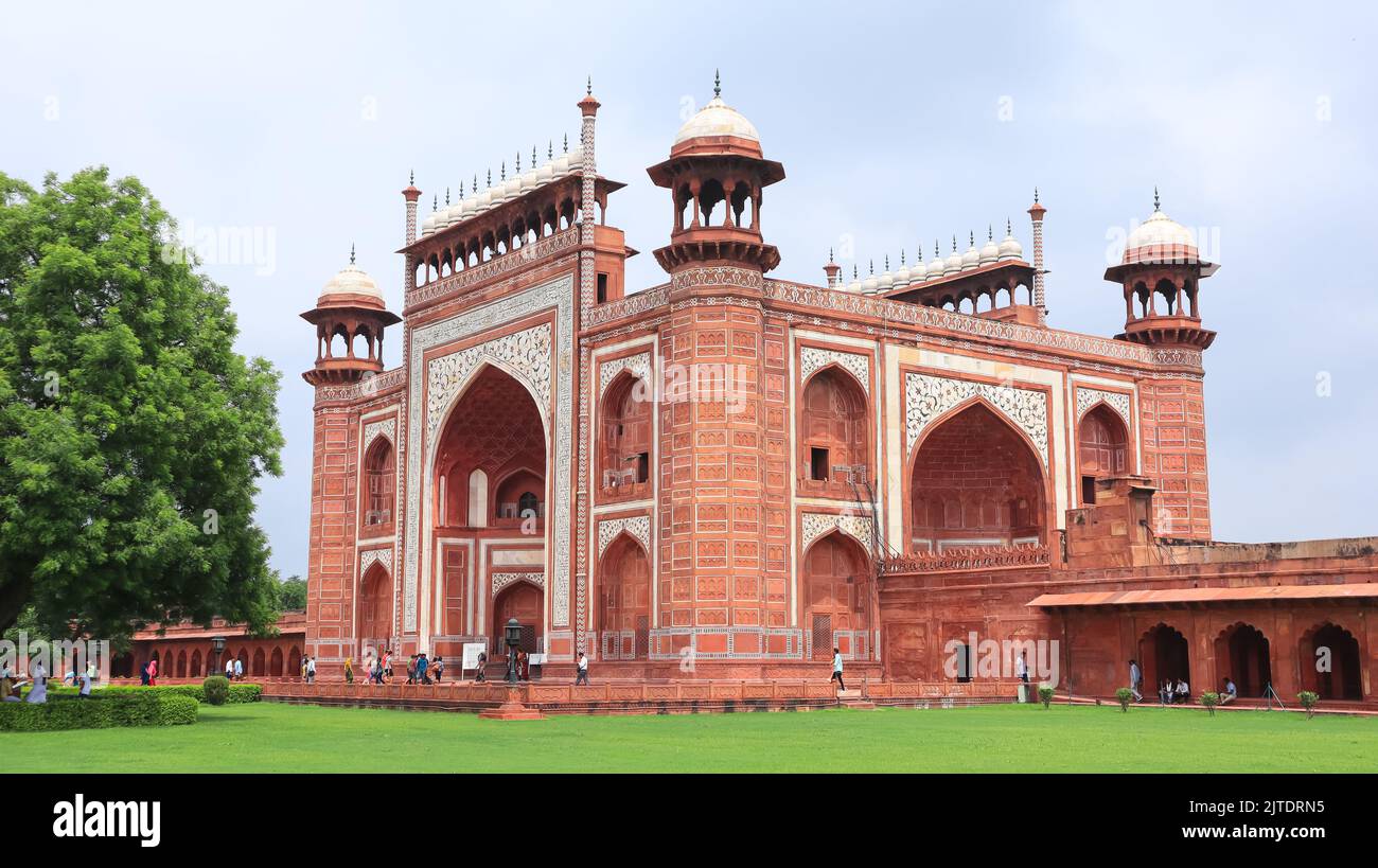 The Beautiful Architecture of Royal Mosque at Taj Mahal inside the ...
