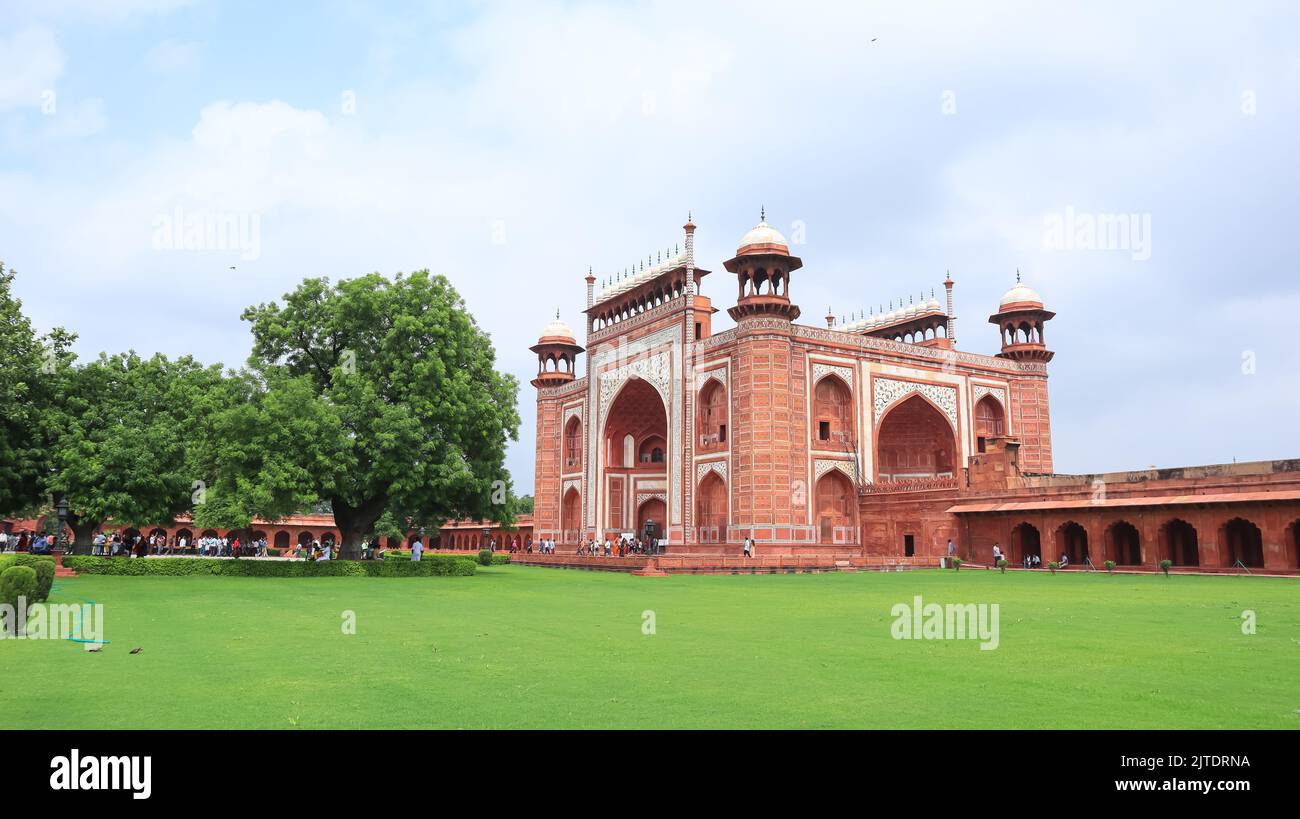 The Beautiful Architecture of Royal Mosque at Taj Mahal inside the ...
