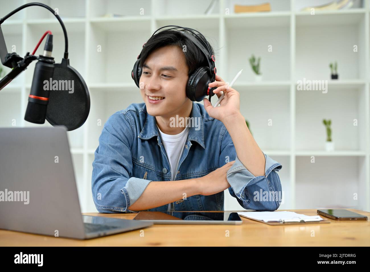 Internet show host using hi-res stock photography and images - Alamy
