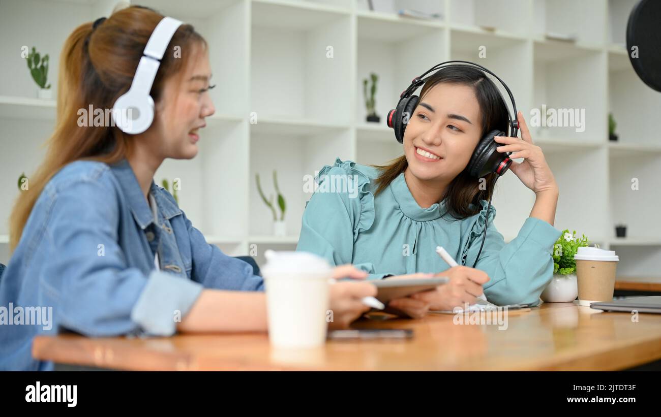 Radio host interviewing a guest hi-res stock photography and images - Alamy