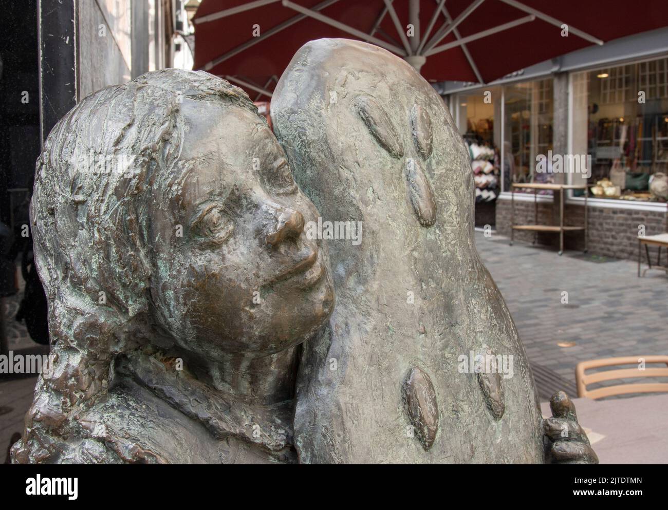 Aachen august 2022 : the bronze sculpture Printen-Mädchen, made in 1989 ...