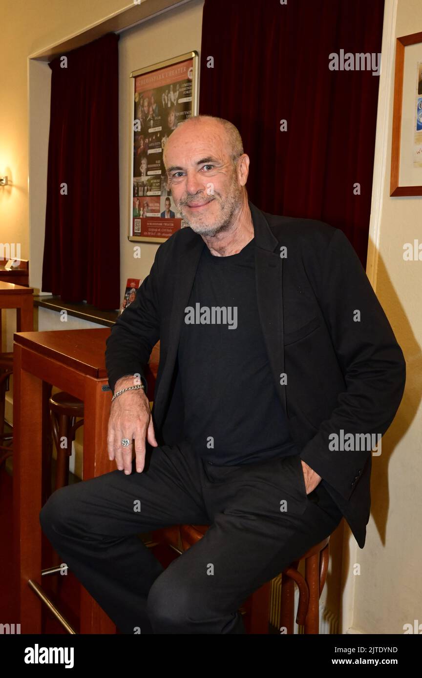 Peter Kremer bei der Jahres-Pressekonferenz zur 14. Spielzeit 2022/2023 ...