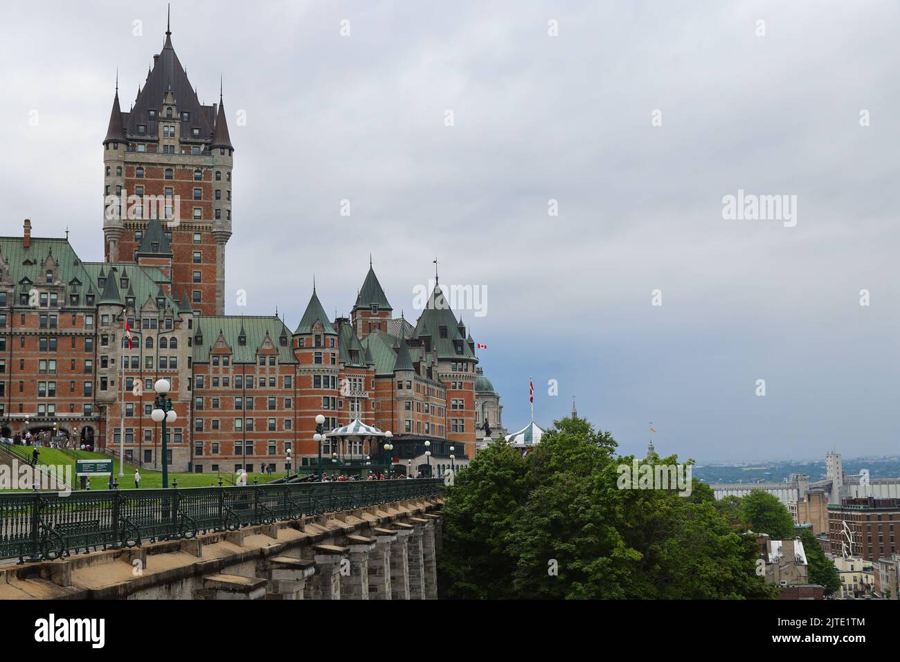 The stunning architecture of the Chateau Frontenac Castle, Quebec Stock ...