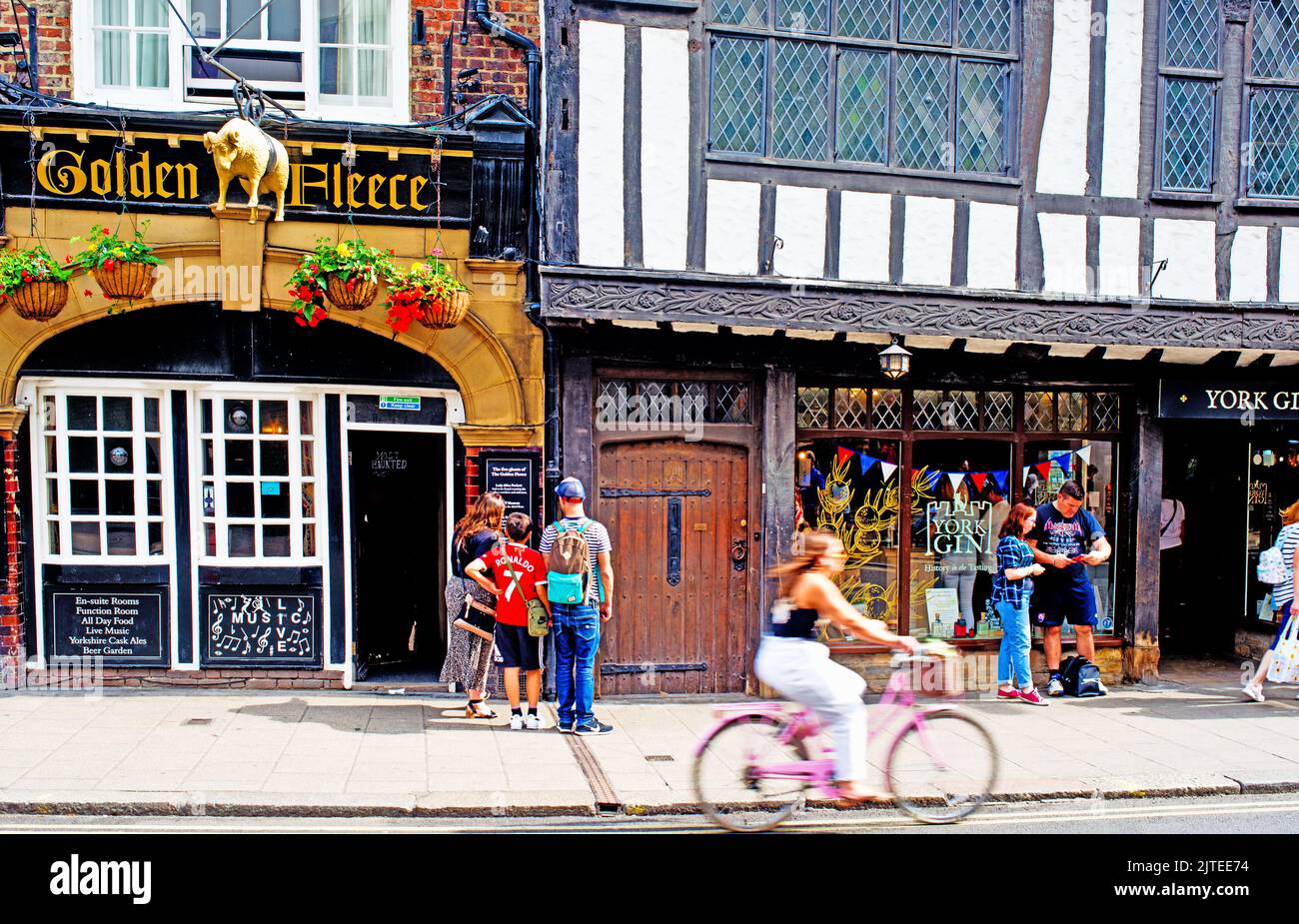 Golden Fleece Pub and York Gin House. Pavement, York, England Stock ...
