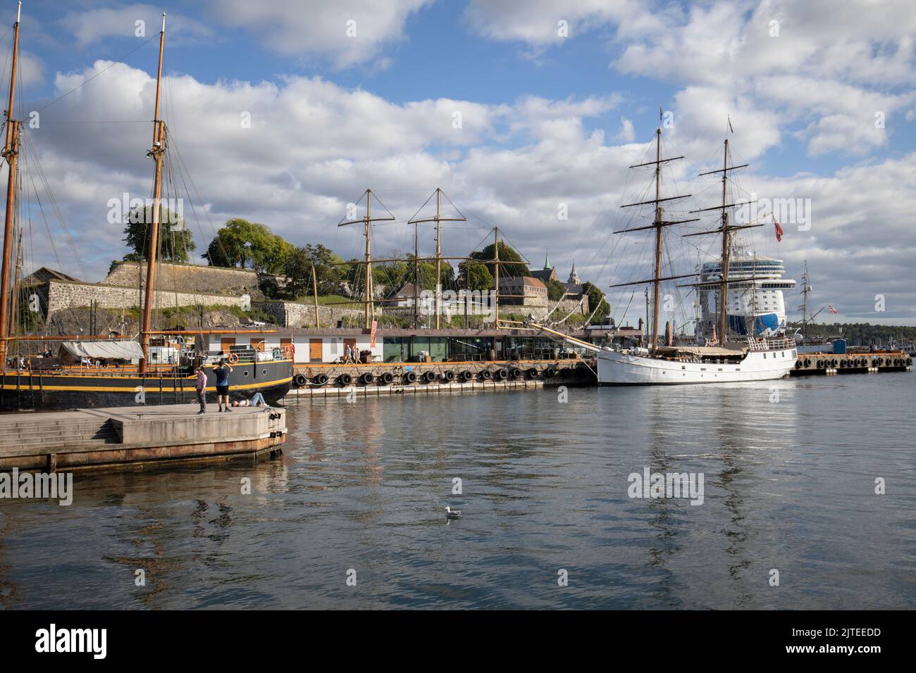 Oslo city harbour, promenade with sea food restaurants, mooring for old ...
