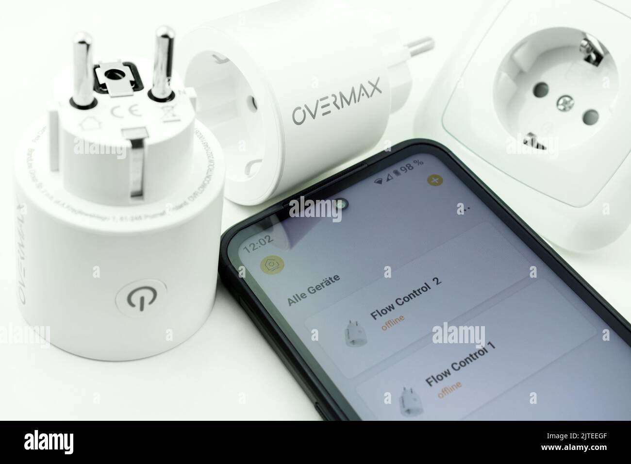 Stromverbrauchsmesser Overmax Flow Control und Handy Stock Photo - Alamy