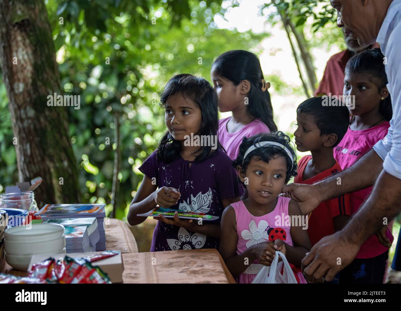 Children from india slums hi-res stock photography and images - Alamy