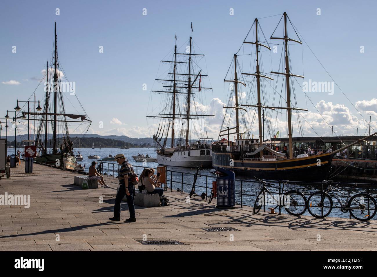 Oslo city harbour, promenade with sea food restaurants, mooring for old ...