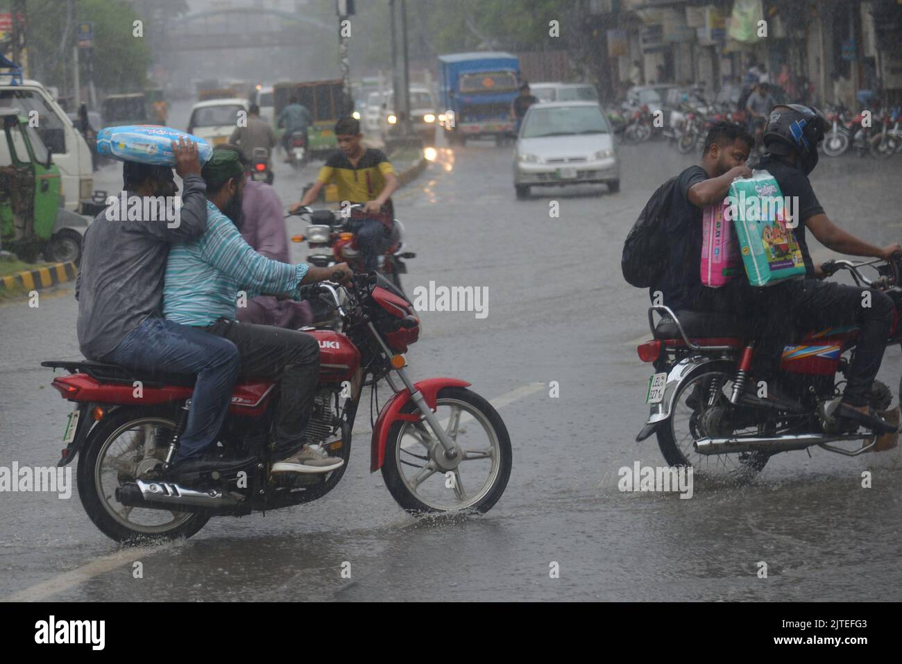 Lahore, Pakistan. 29th Aug, 2022. Pakistani people on their way and busy in Badami bagh ...