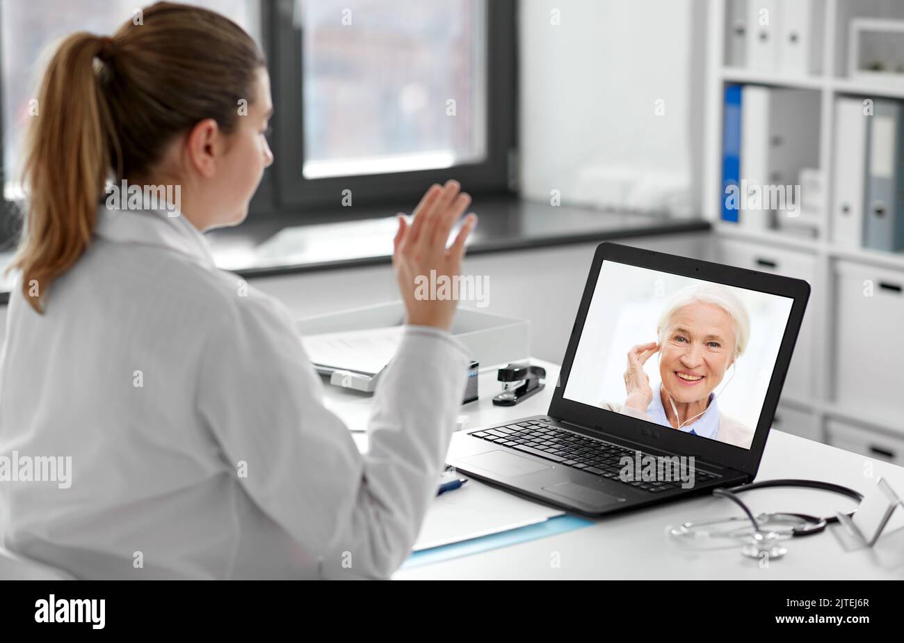Doctor waving hand patient hi-res stock photography and images - Alamy