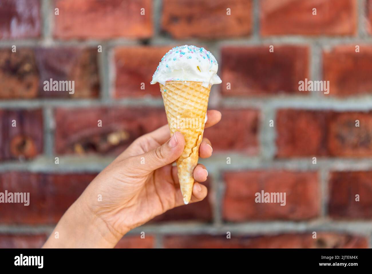 Hand holding vanilla ice hi-res stock photography and images - Alamy
