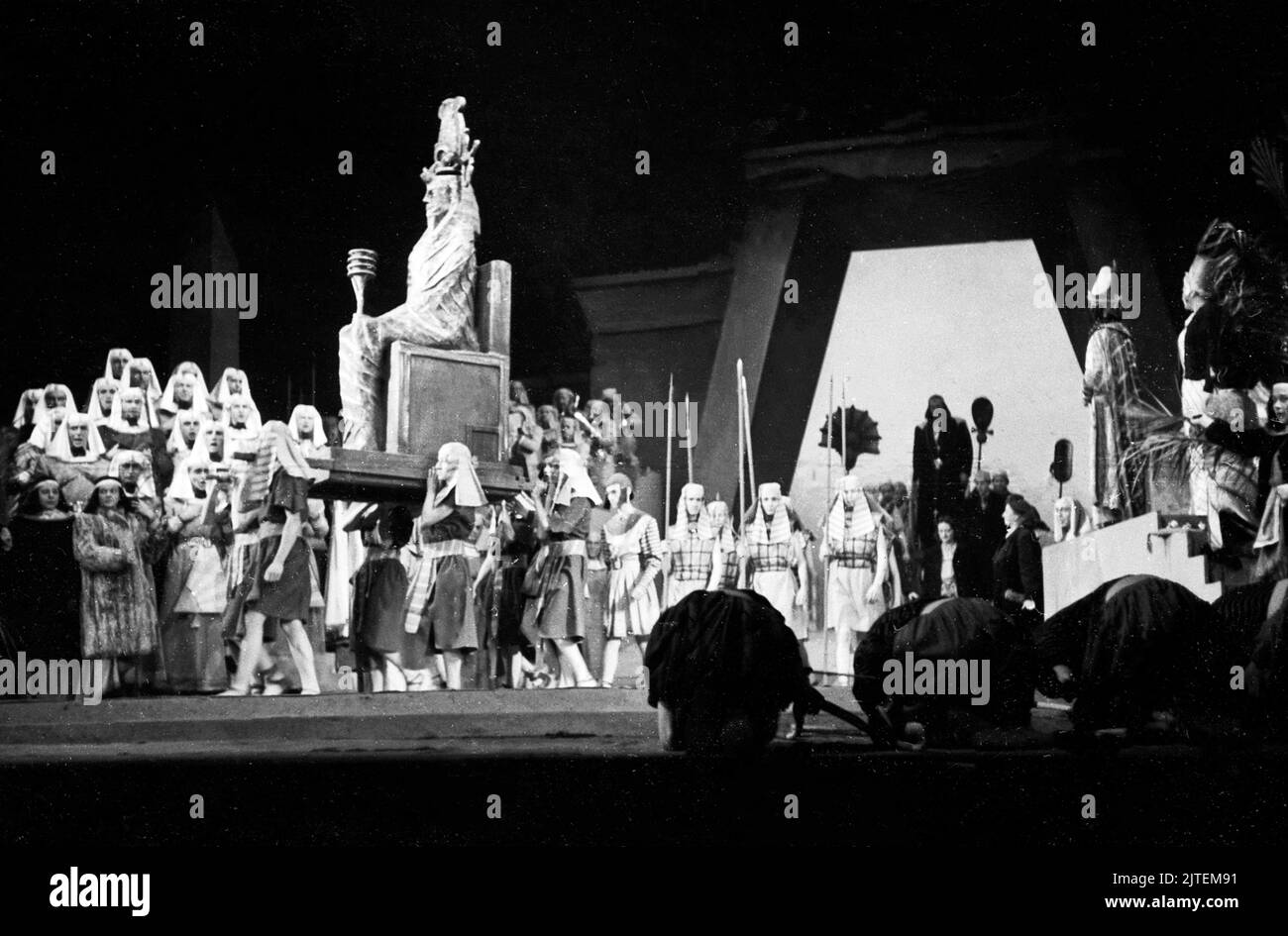 Szenenfoto aus der Neuinszenierung der Oper "Aida" von Giuseppe Verdi ...