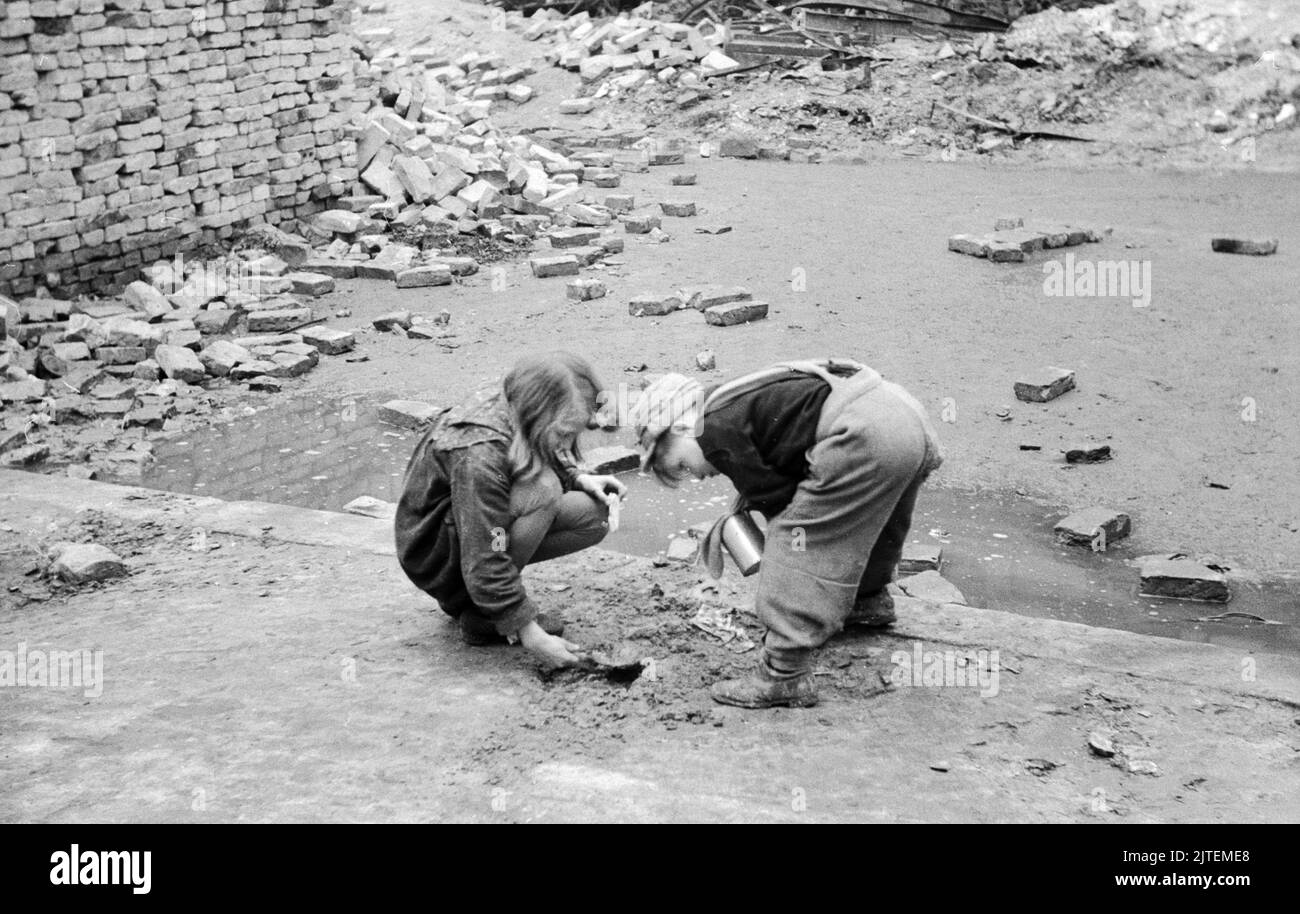 Kinder spielen in den Trümmern der zerbombten Innenstadt von Berlin ...