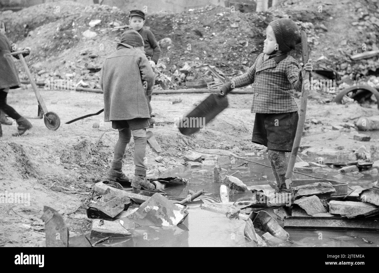 Kinder spielen in den Trümmern der zerbombten Innenstadt von Berlin ...