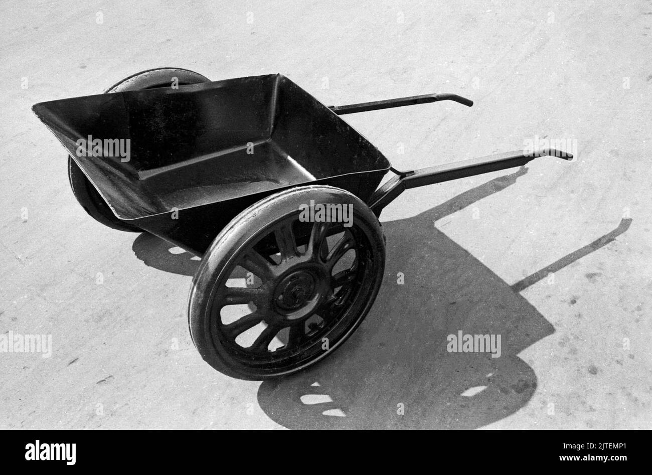Handkarren hi-res stock photography and images - Alamy