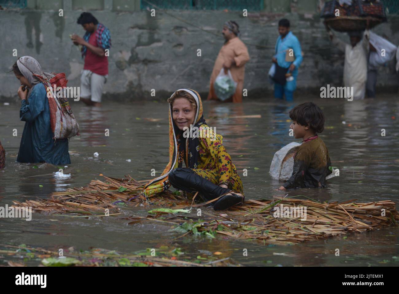 Lahore, Punjab, Pakistan. 29th Aug, 2022. Pakistani people on their way and busy in Badami bagh ...